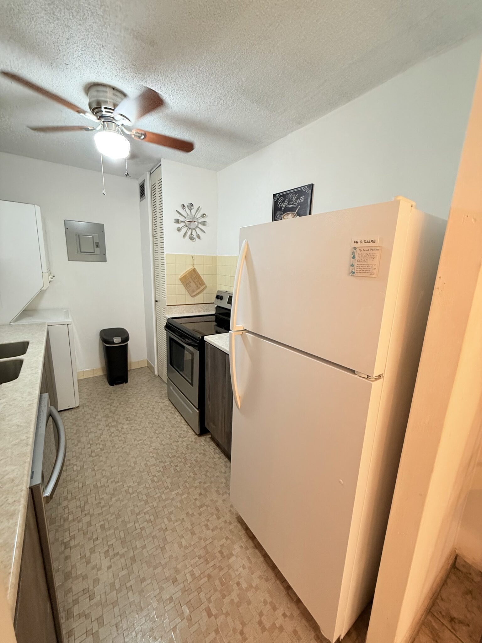 vickycamporealty.com